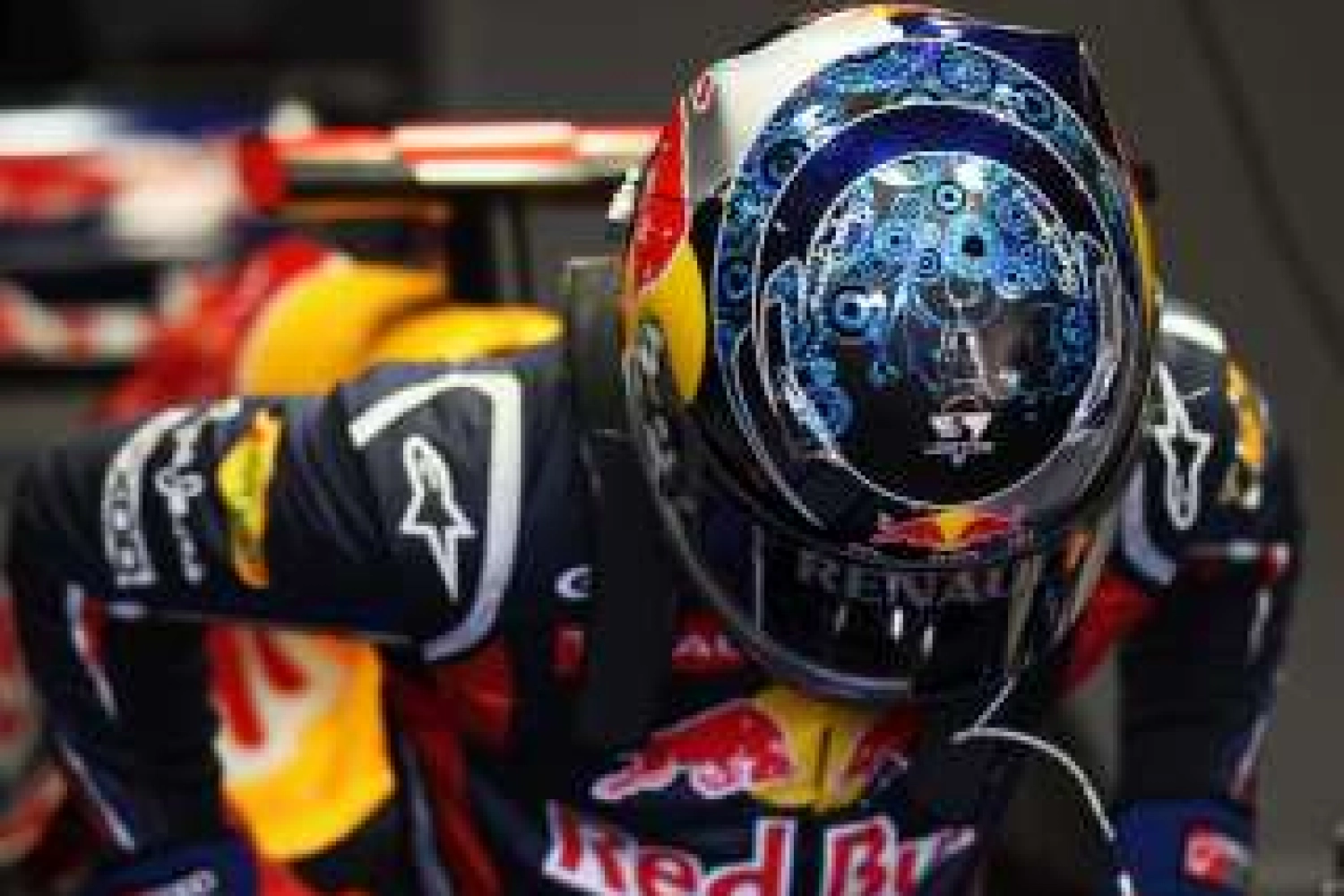 Vettel explains his multiple helmet changes - Motorsinside English