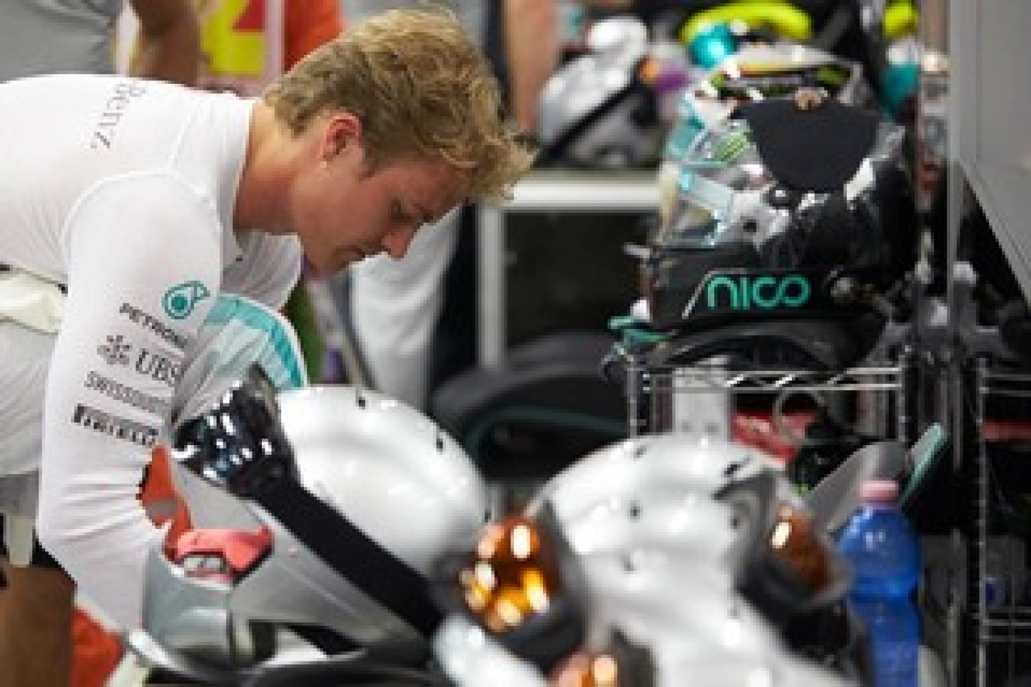 The electronics of Rosberg's Mercedes "contaminated" by a "foreign substance" in Singapore ...