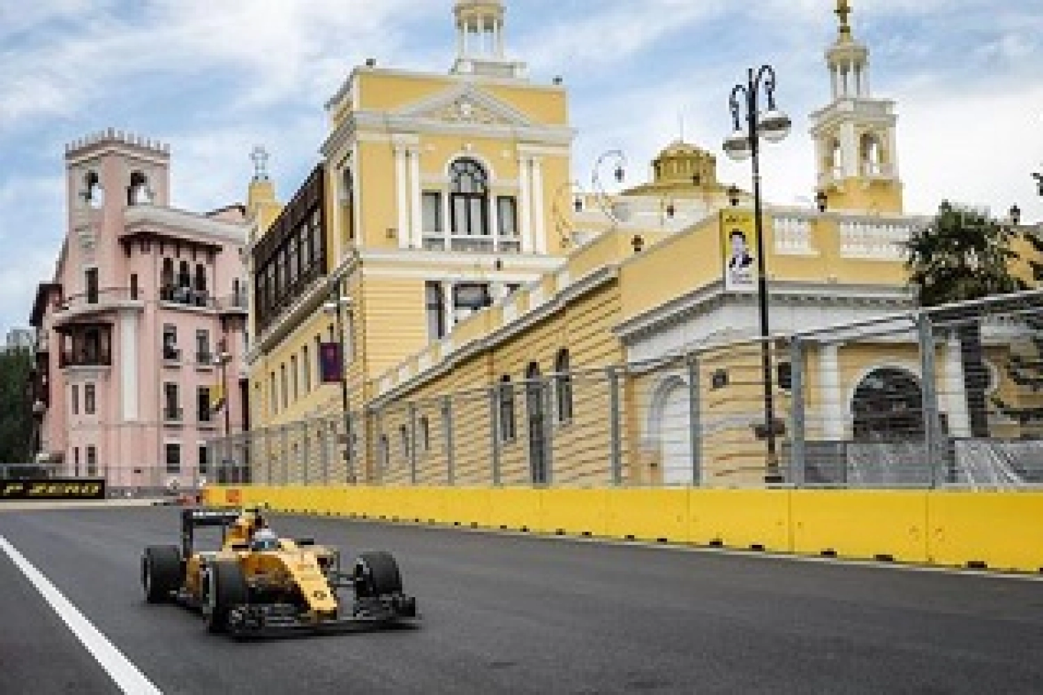 Magnussen and Palmer have ambitions for Renault in Baku - Motorsinside ...