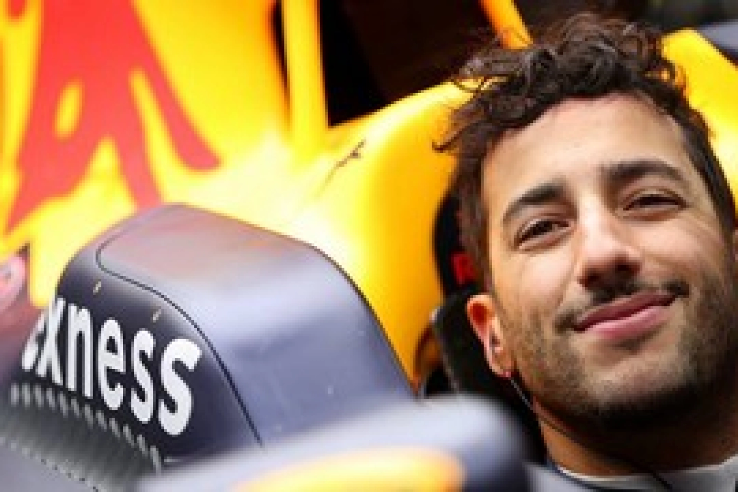 Daniel Ricciardo passes Max Verstappen at the right moment ...