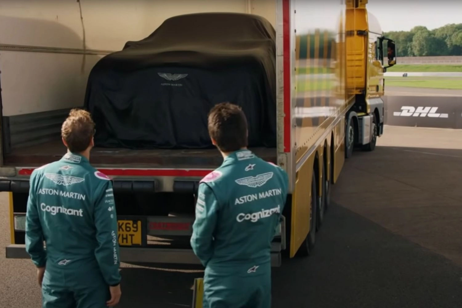 Vettel and Stroll are trying to drift in James Bond's Aston Martin ...