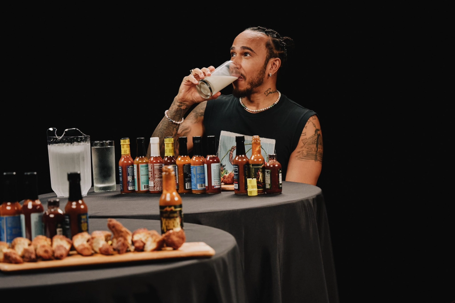 Lewis Hamilton tested the famous spicy sauces on Hot Ones ...