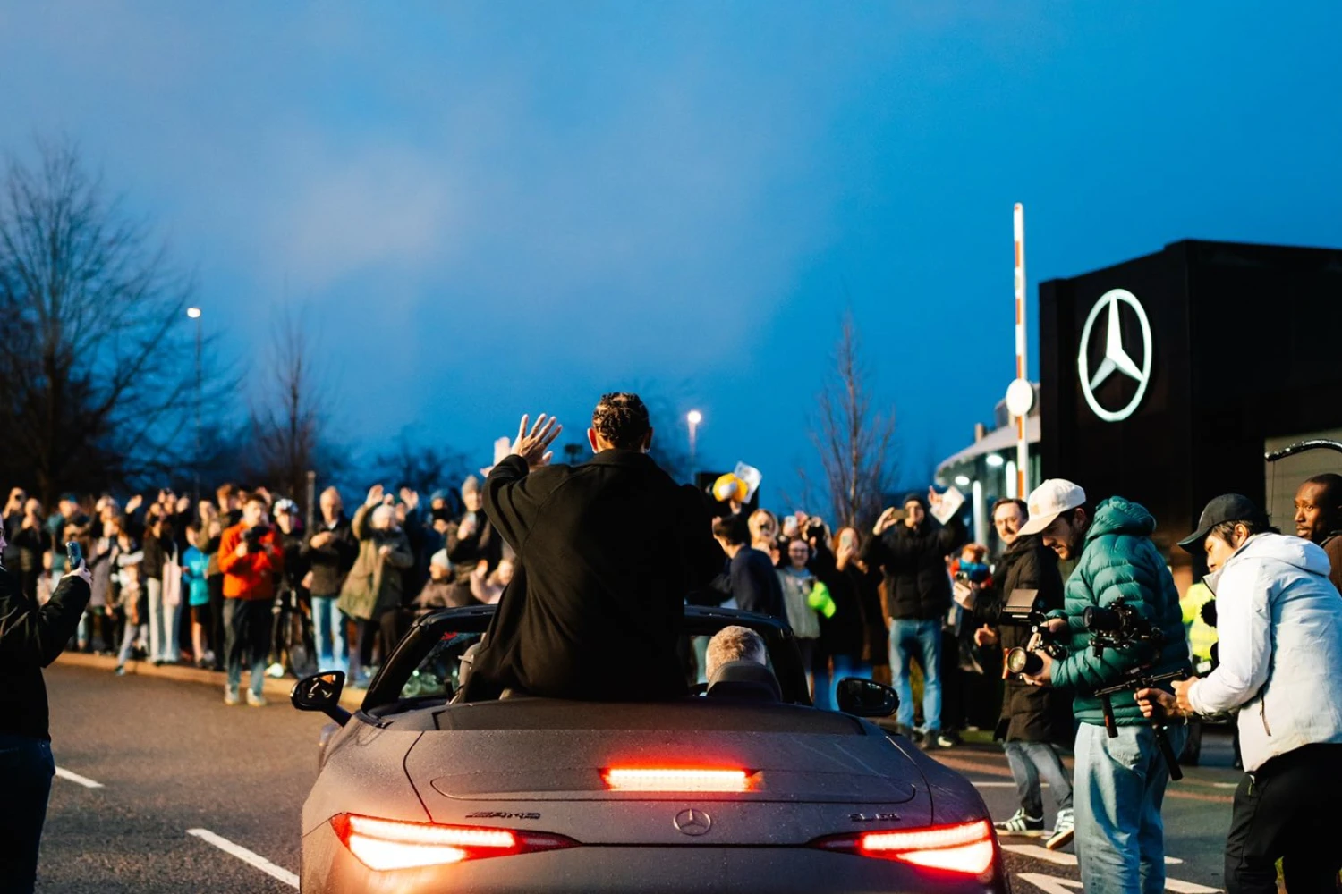 Lewis Hamilton bid farewell to the Mercedes factory with an honor ...