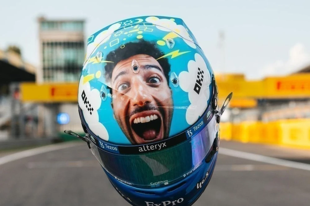 Daniel Ricciardo with a helmet paying tribute to Valentino Rossi - News F1