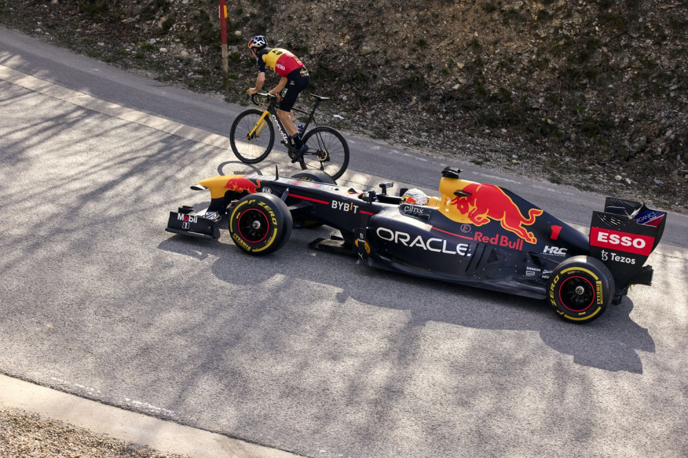 F1. Quand Red Bull associe la F1 avec le rallye et le cyclisme (vidéo)