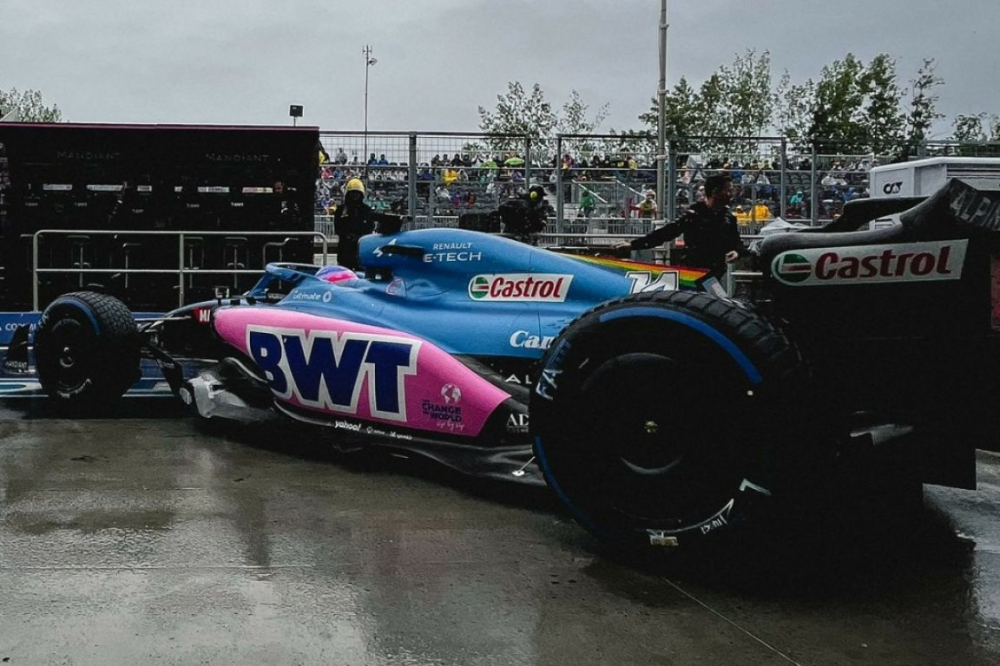 F1. An air leak caused Alonso's engine problems