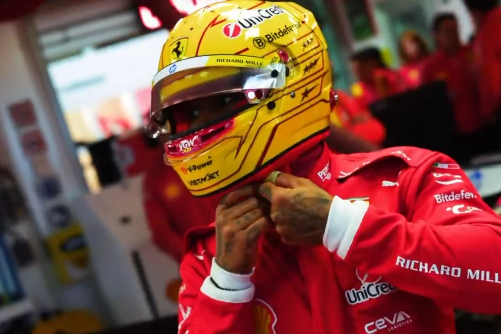 Lewis Hamilton s'affiche dans la combinaison rouge de la Scuderia ...